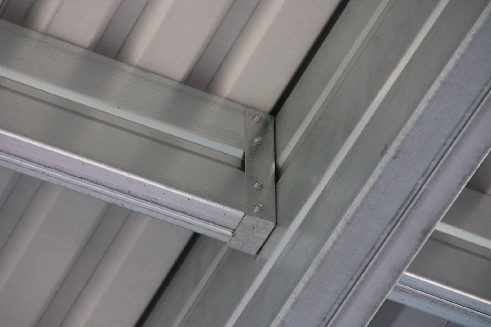 Futura purlin Hangers Vs Fixed welded cleats